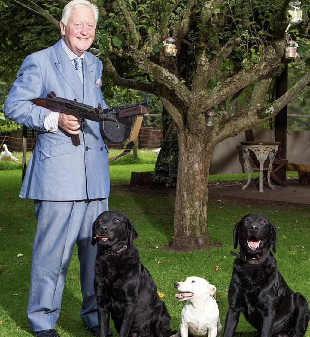 La historia de Benjamin Slade, el magnate británico de 79 años que busca por Tinder a la futura ...